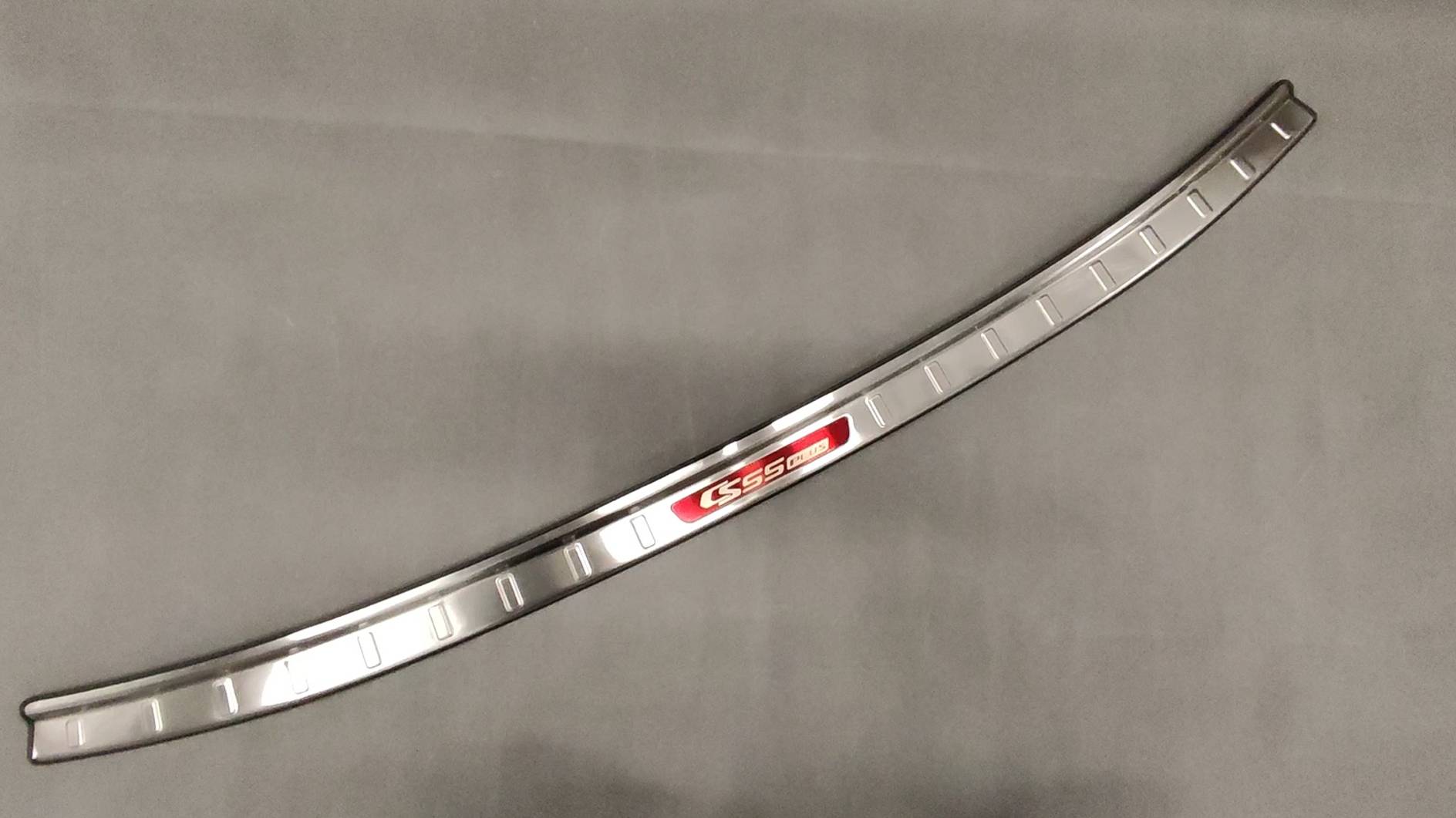 Накладка на задний бампер для Changan cs55plus (серебро, красный логотип)