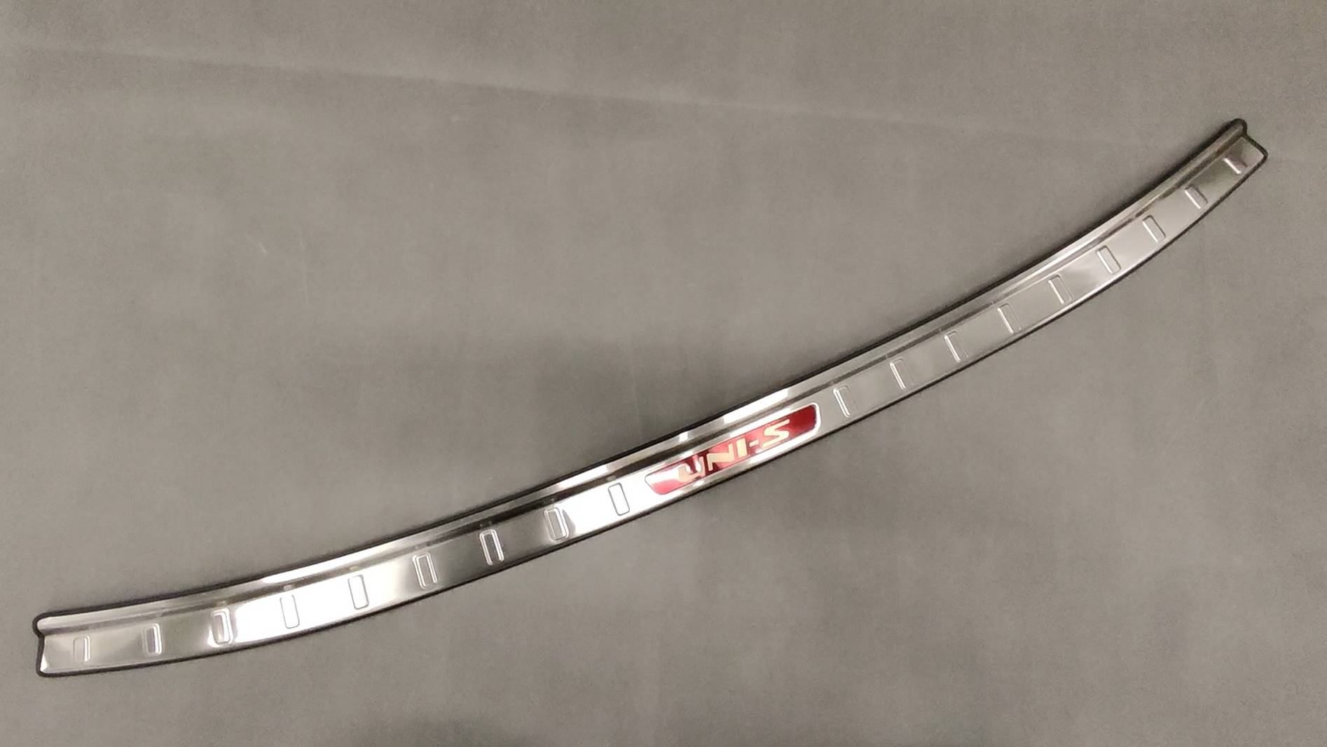 Накладка на задний бампер для Changan UNI-S (серебро, красный лого)