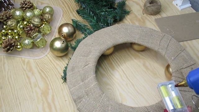 Новогодний венок своими руками  из товаров Fixprice