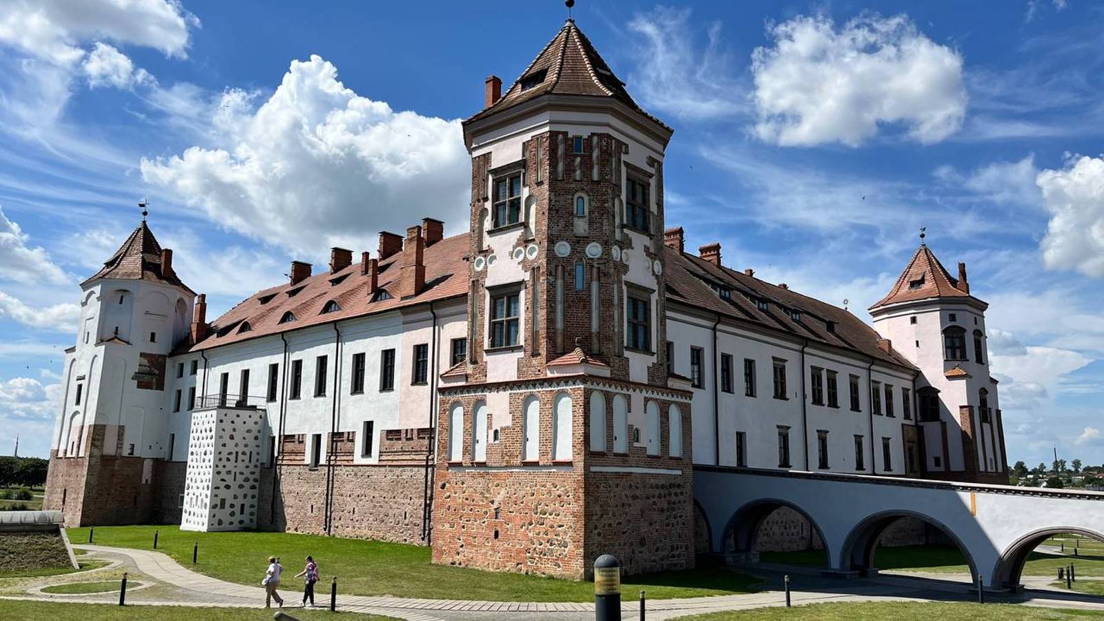 Летнее автопутешествие. День 3, часть 1 Мирский замок.