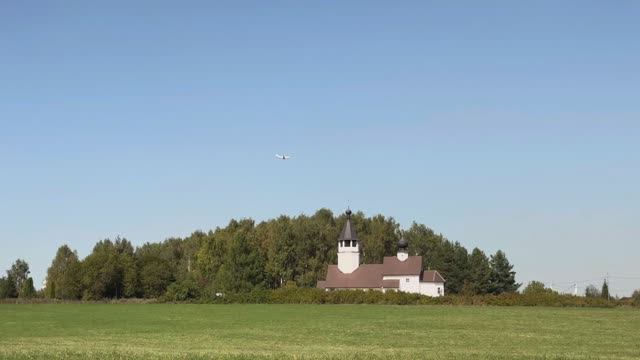Самолет пролетает над Храмом