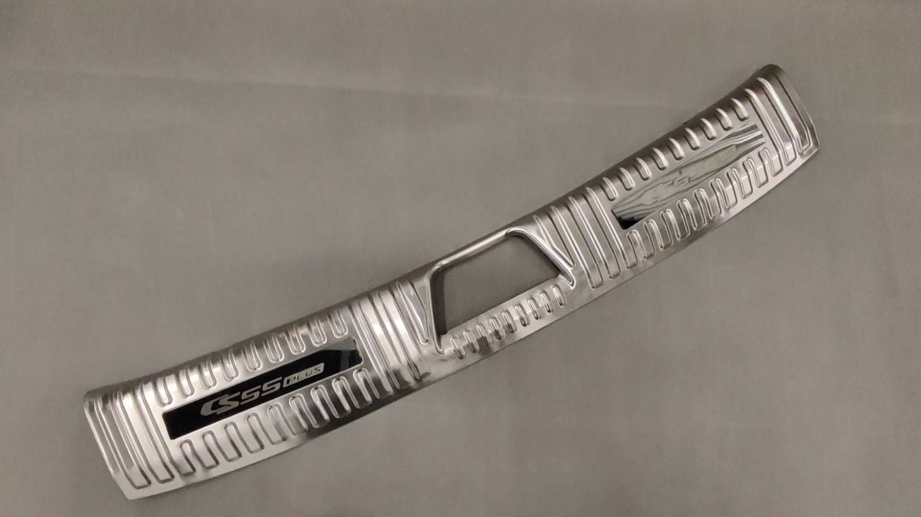 Накладка на порог багажника для Changan cs55plus (серебро, черный логотип)