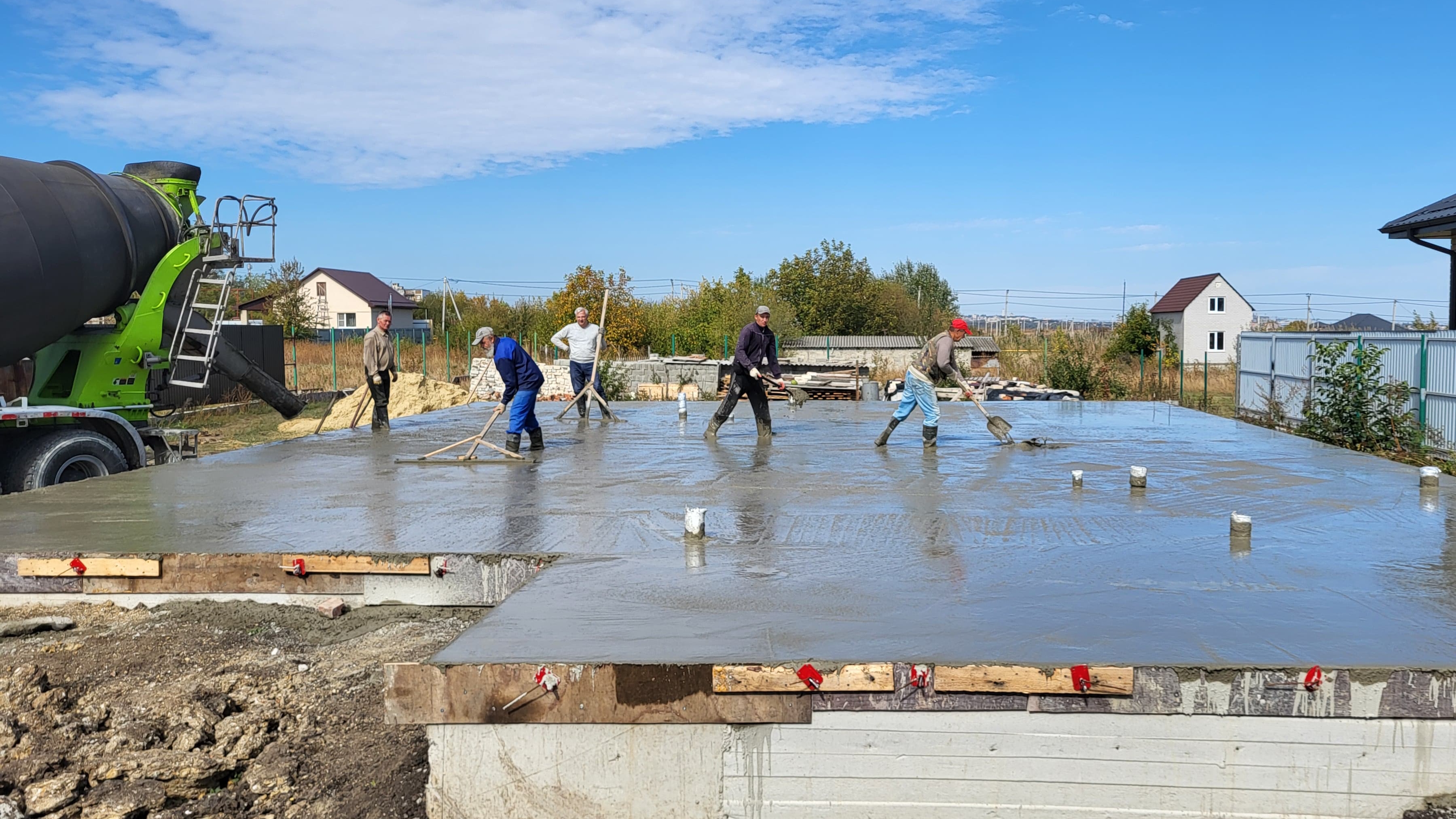 Фундамент для частного дома с запасом прочности. Закончили заливку фундамента под часный дом.