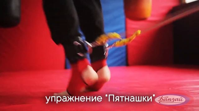 Тренировка в кикбоксинге в манжетах для силовой тяги