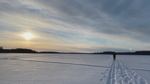 Рассвет над озером Валдай. Зимнее холодное утро
