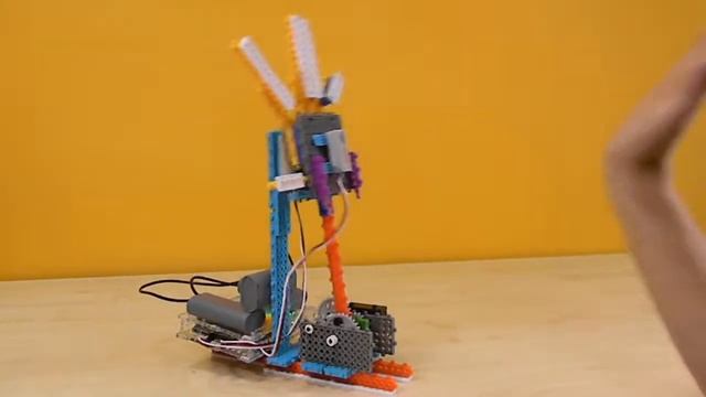 Пример модели из курса к робототехническому конструктору Роботрек "Мой Робот"