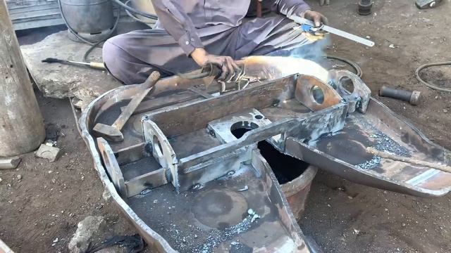 Как изготавливаются пятые колеса для грузовых прицепов из листа старых кораблей в Индии