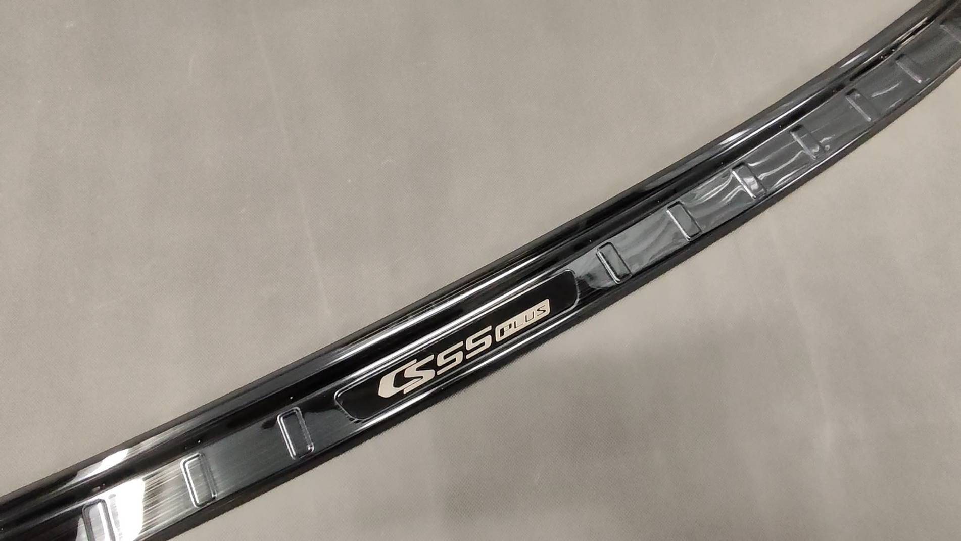 Накладка на задний бампер для Changan cs55plus (черный титан, черный логотип)