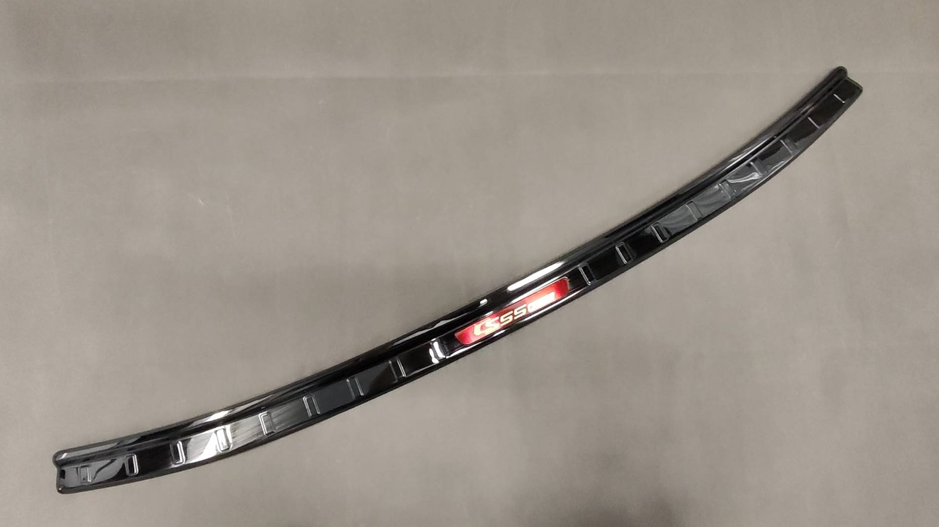 Накладка на задний бампер для Changan cs55plus (черный титан, красный логотип)