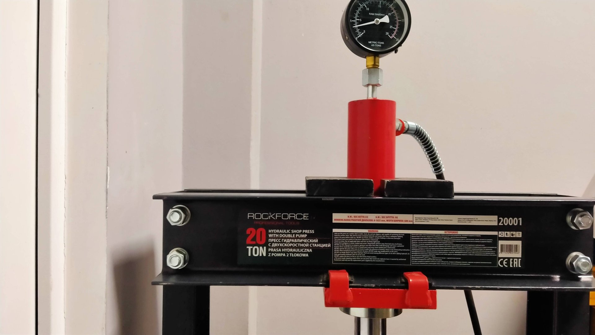 Гнём поликарбонат 5 мм. без нагрева на ручном прессе