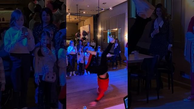 Акробат на голове стоит чтоб развлечь детей на празднике