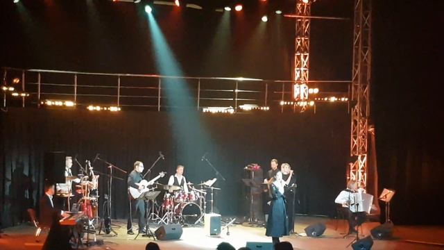 "Потеряла я одну сережку". Алена Петровская