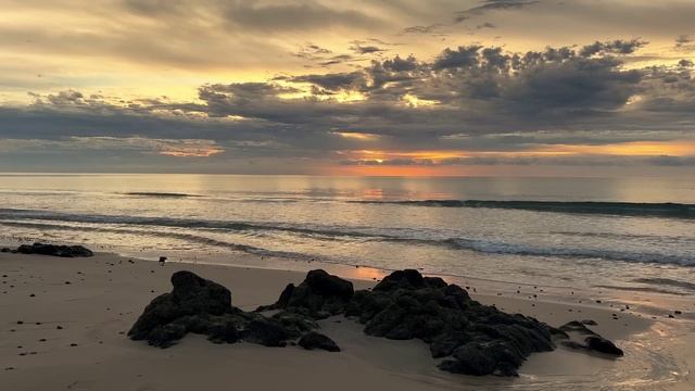 Закат и классическая музыка Баха в океане с бурлящими волнами на пляже