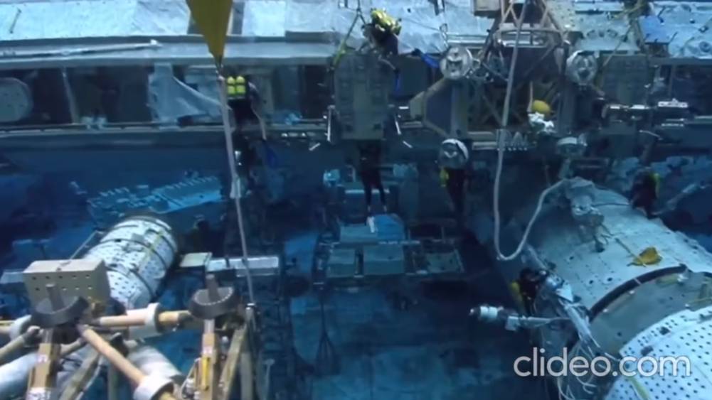 Космос снимают в гидробассейнах.