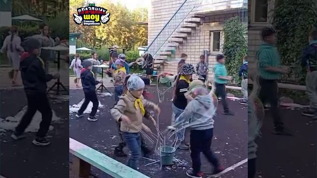 Шоу мыльных пузырей на улице