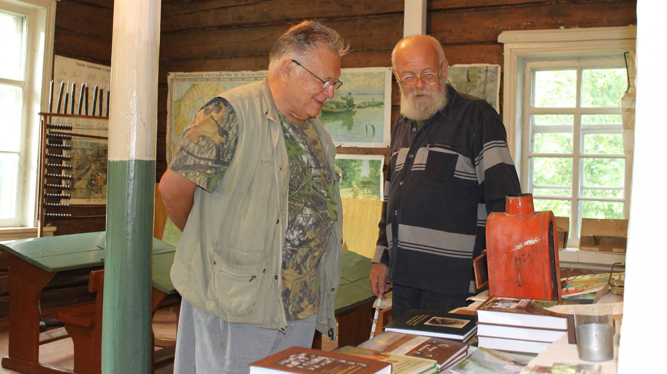Чудинов и Гаузе в музее в Островно