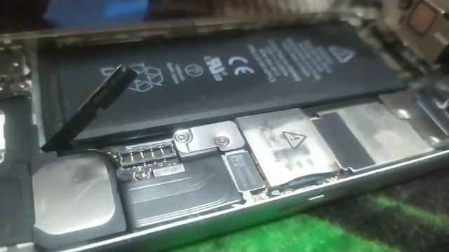 Замена аккумулятора на телефоне Apple iPhone 5. Легко и просто и одной рукой!
