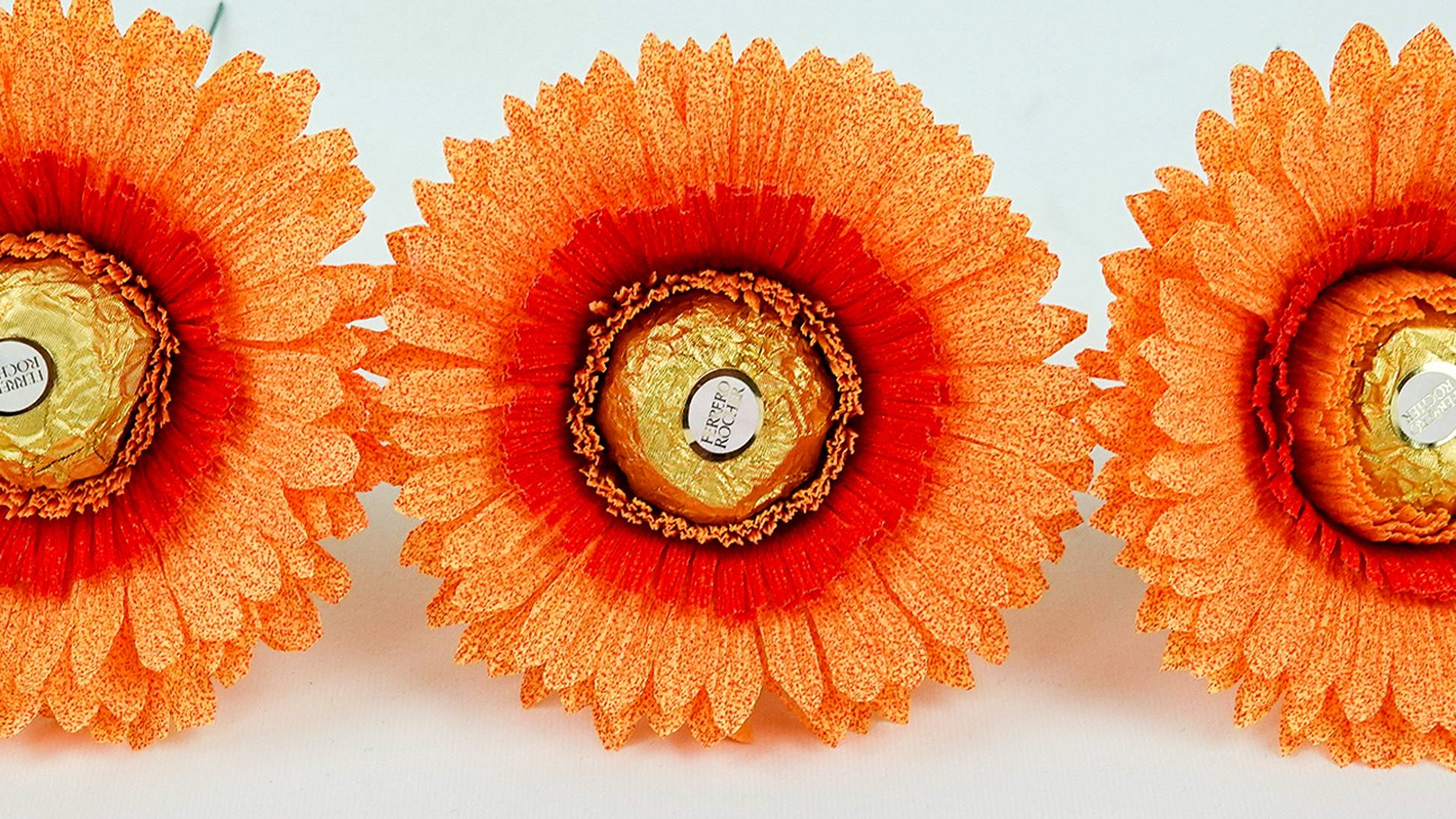 Гербера своими руками. Цветы из конфет и гофрированной бумаги.