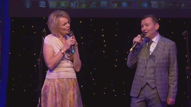 Поющие ведущие Татьяна Черная и Юрий Сечнев.