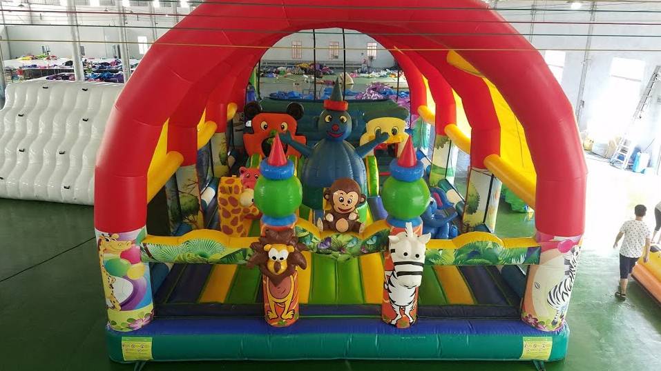 Обзор надувного батута "Зверята с крышей", 11x7x6 м.