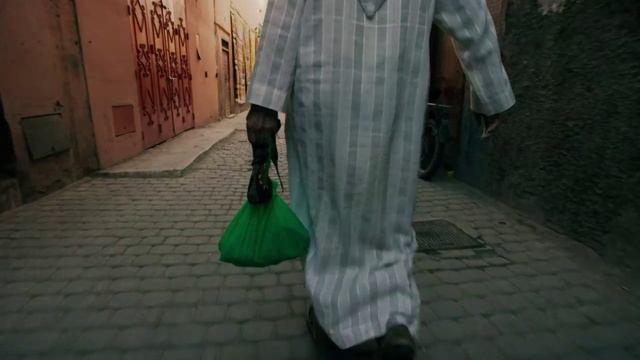 На планету из космоса прилетает много камней.