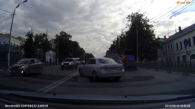 Трактор несется на машины