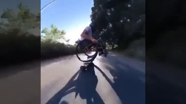 Инвалид-скейтбордист катается на скейте стоя на коляске