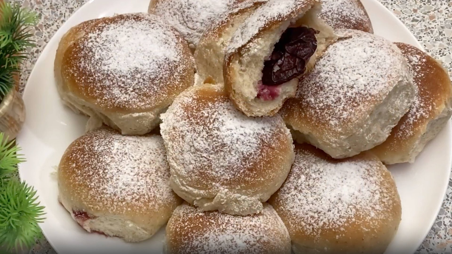 Постные булочки к чаю на закваске со сливовой начинкой