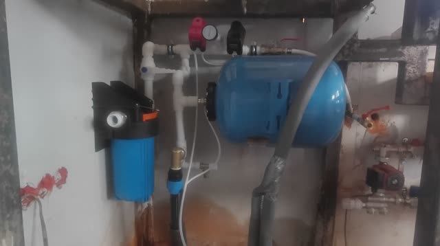 Водоснабжение в бане под лестницей.