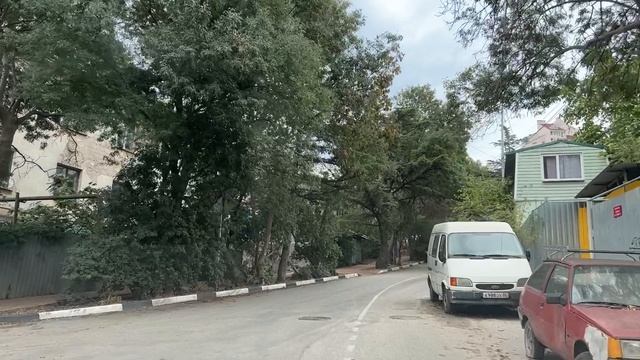 Ялта. По ул.Достоевского вверх от Красноармейской. Сосновая ул. Сентябрь 2024. Крым. Crimea. Yalta.