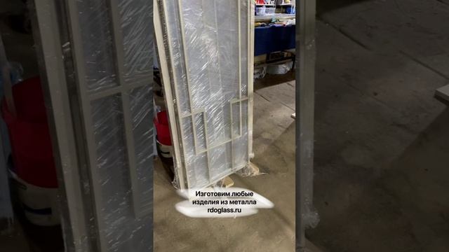 Стекло и металл. Барные стулья и двери  #дизайнинтерьера #интерьер #ремонтквартир #дизайндома