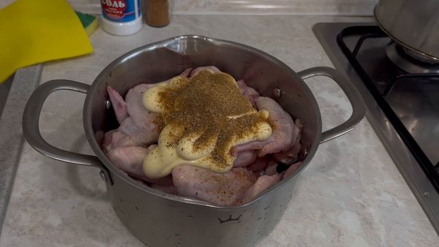 Простой и вкусный рецепт куриных крылышек в духовке.