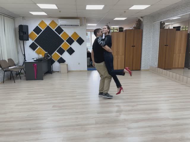 Свадебный танец.
Quest Pistols - Ты так красива