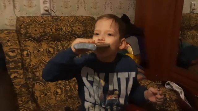 Андрюша кушает