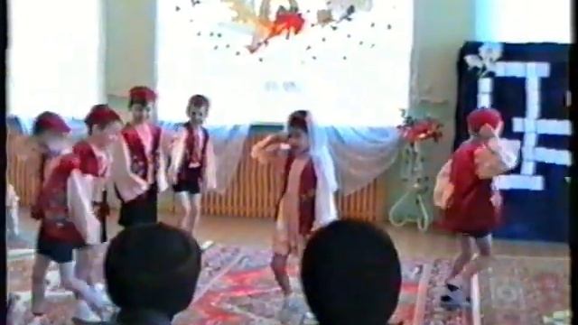 Альбинчик танцует татарский танец