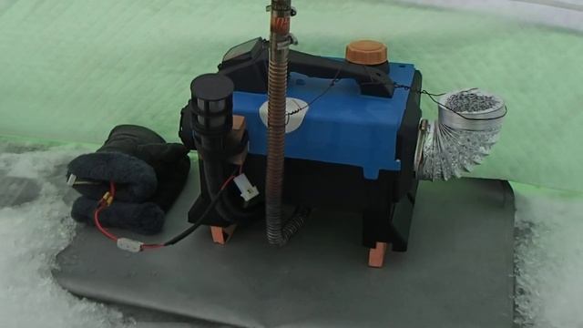 Автономный отопитель в палатке.