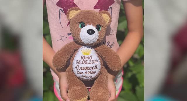 Мишка с метрикой вязаный из плюшевой пряжи