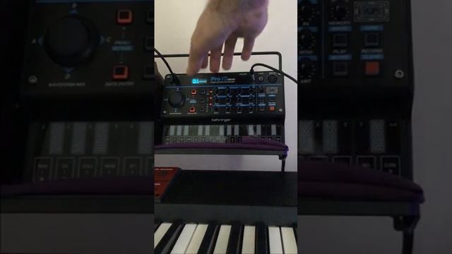Behringer Pro VS Mini synthesizer