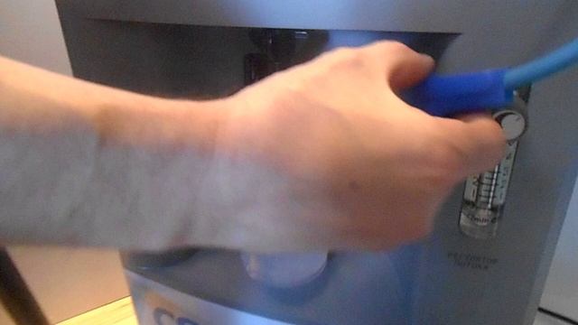 Заправка кислородных подушек для подачи кислорода больным людям