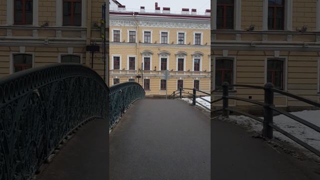 Вид на Дворцовую площадь с Певческого моста на р.Мойке.