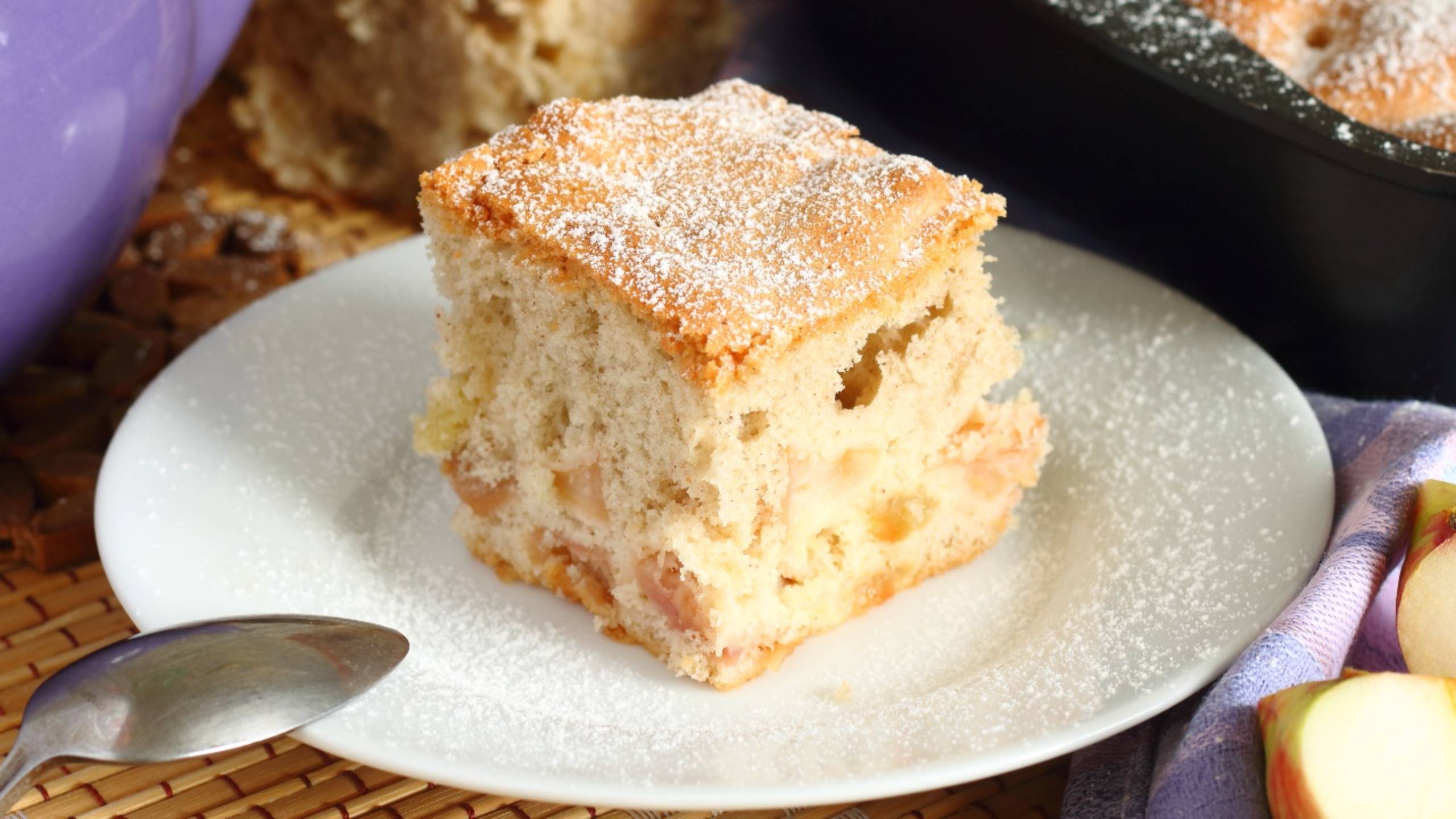 🥮 Шарлотка с яблоками и изюмом — рецепт простого и вкусного яблочного пирога к чаепитию