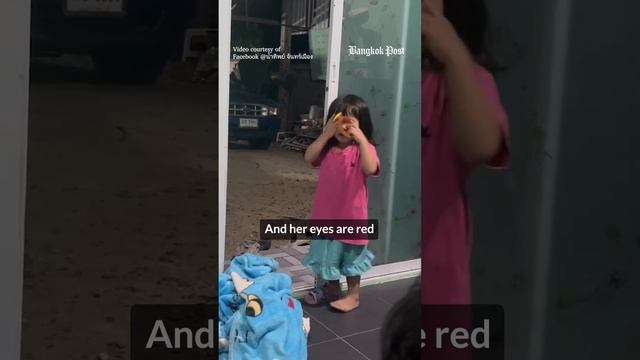 Девочка показывает пальцем на что-то невидимое, что позже схватило ее за руку