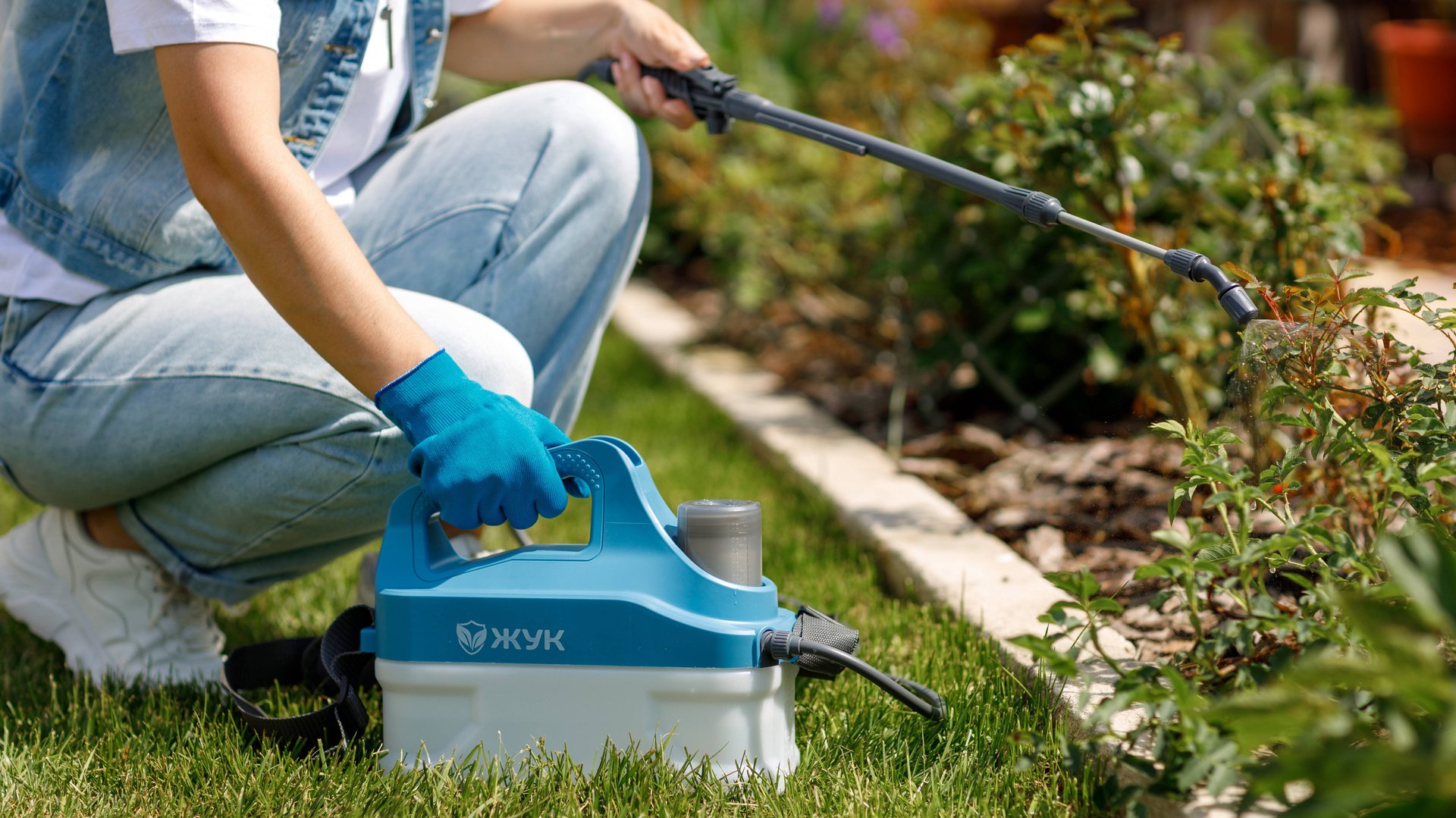 Плечевой аккумуляторный опрыскиватель Жук Эксперт_промо