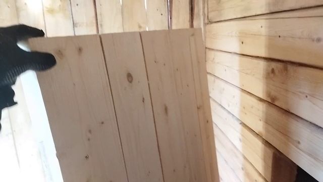 Баня на сваях. Двери в баню.