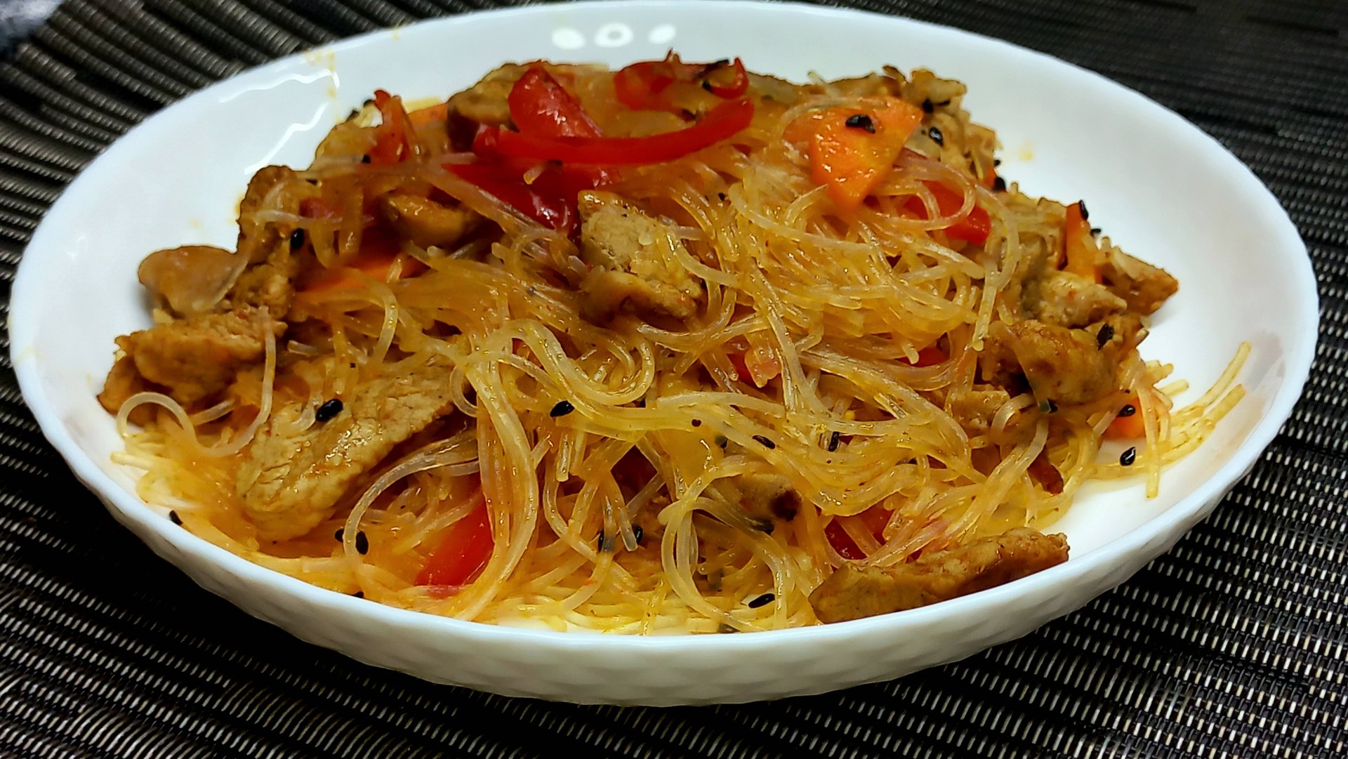 Простой и вкусный ужин за 30 минут, фунчоза с мясом и овощами