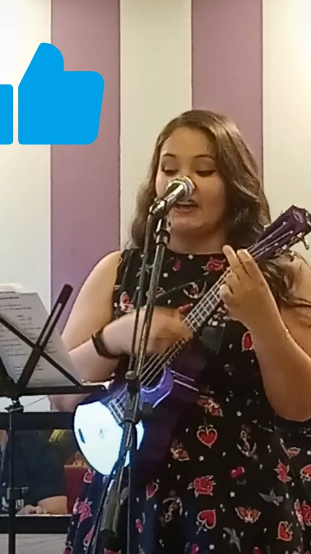 Прекрасная девушка поет кавер в Кафе Меланж ✨ из концерта в Ночь музыки в Екатеринбурге 🌷 2023 год