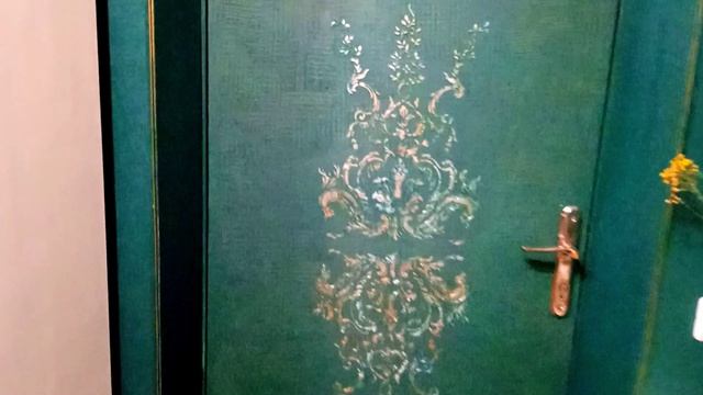 Быстро и дешево из старой двери сделала новую !