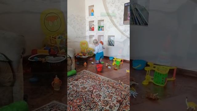 Дочка в годик танцует под песни Тимы Белорусских.