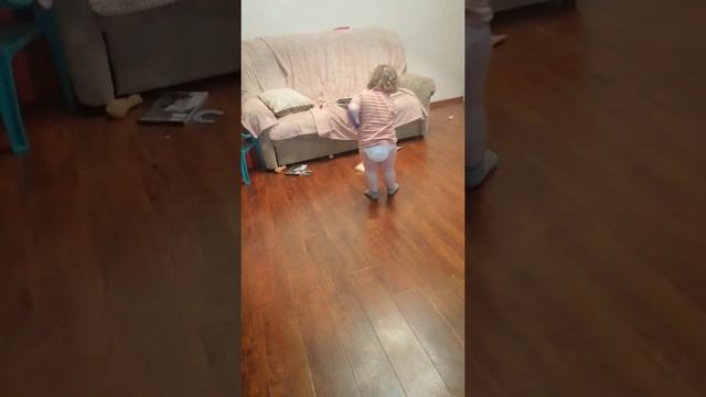 Дочка в два годика моет пол. Мамина помощница.