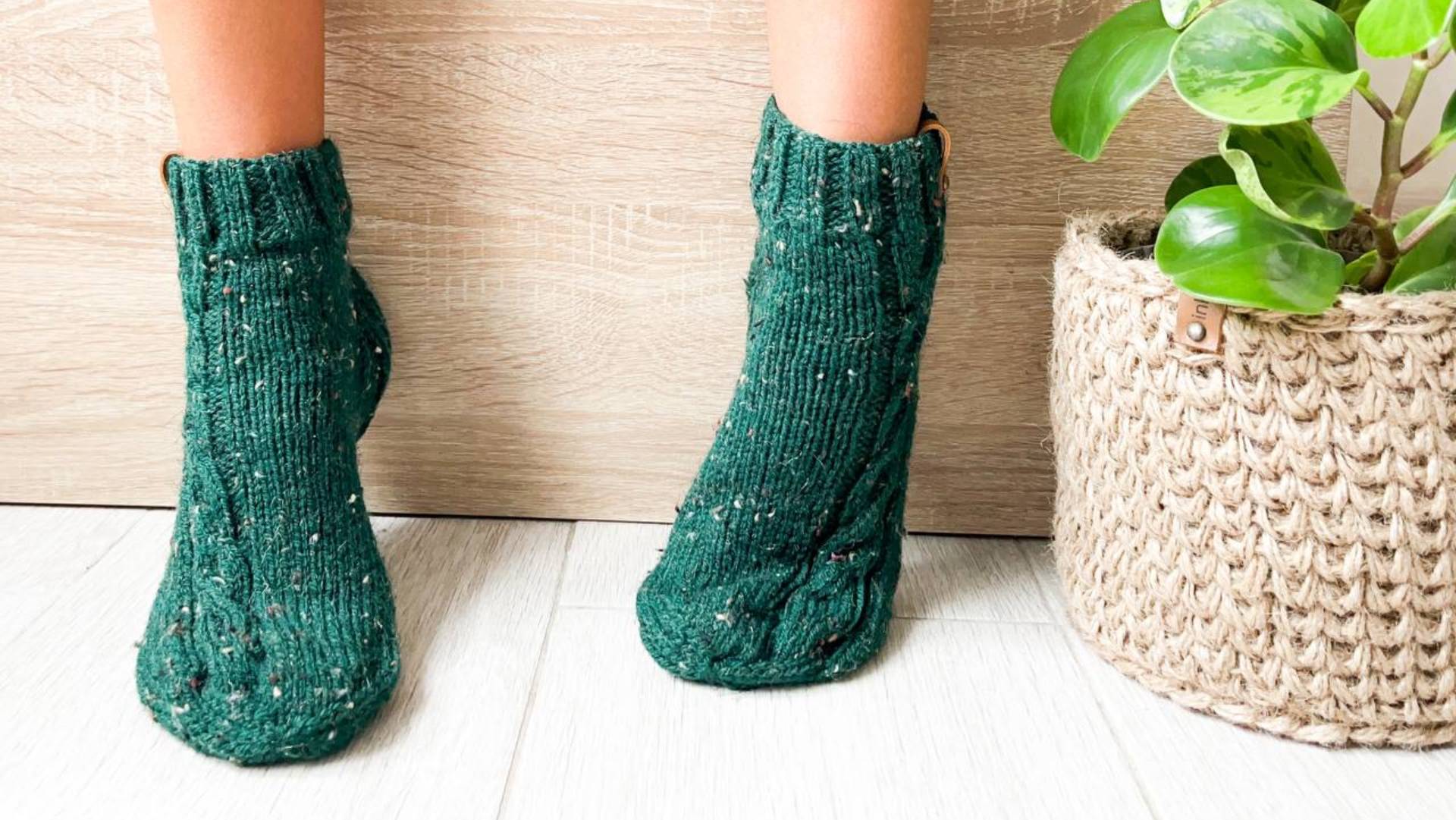 Простые женские носки с косами спицами для начинающих